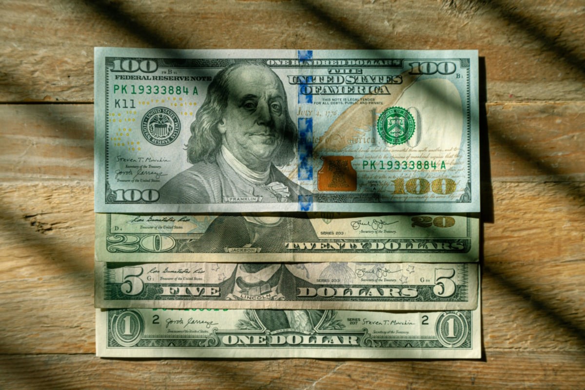 Tipping in Jamaica ( A Guide on Who and How Much to Tip)